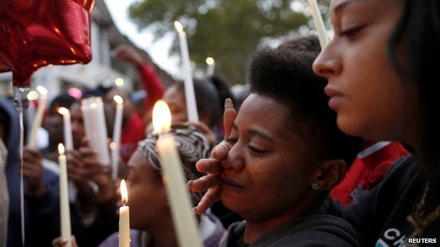 St Louis protests resume over police shooting - BBC News