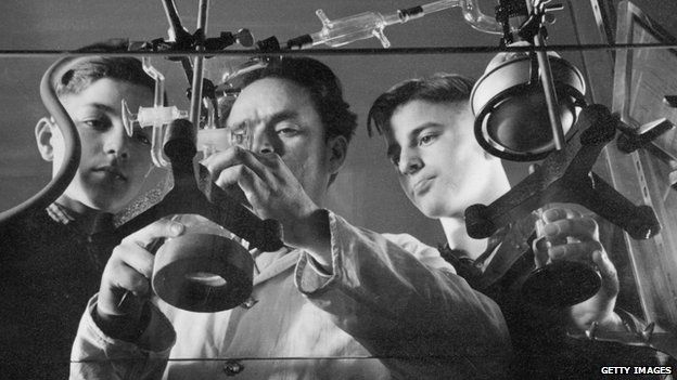 Nobel Prize: How English beat German as language of science - BBC News