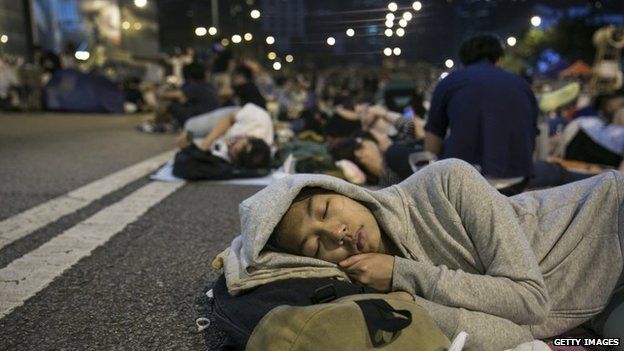 Hong Kong protests: Premier Li stresses social stability - BBC News