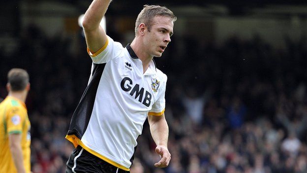Tom Pope: Port Vale striker wants to stay with hometown club - BBC Sport