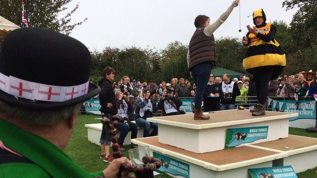 World conker champion crowned in Northamptonshire - BBC News