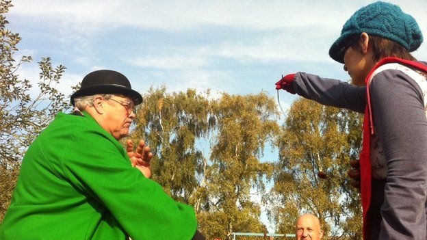World conker champion crowned in Northamptonshire - BBC News