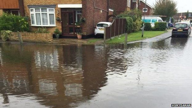 Homes in Essex left flooded amid heavy rain - BBC News