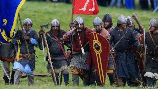 In pictures: Battle of Hastings re-enacted at Battle Abbey - BBC News
