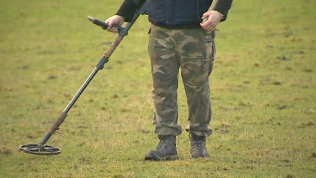 Watlington 'rare' Viking hoard found by metal detectorist - BBC News