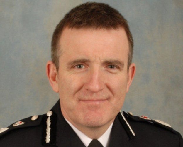 Derbyshire Police: 'Hundreds' more officers to be cut - BBC News