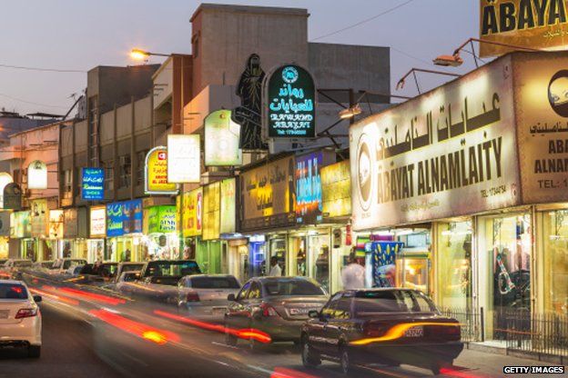 Bahrain noisy parkers face legal action - BBC News