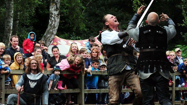 Sherwood Forest photographic exhibition to celebrate anniversary - BBC News