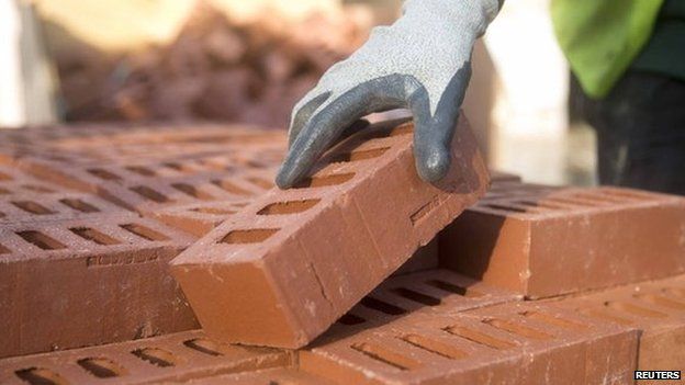 Bricklayers shortage prompts Ceredigion courses - BBC News