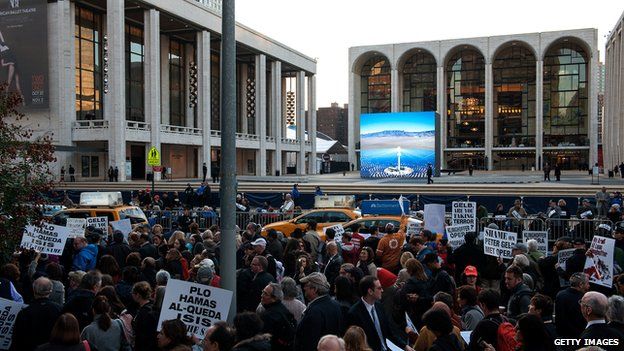 Klinghoffer opera attracts hundreds of protestors - BBC News