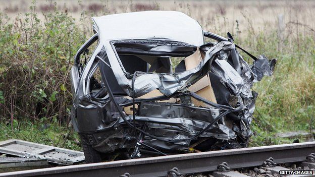Ufton Nervet rail crash: Why is level crossing still open? - BBC News
