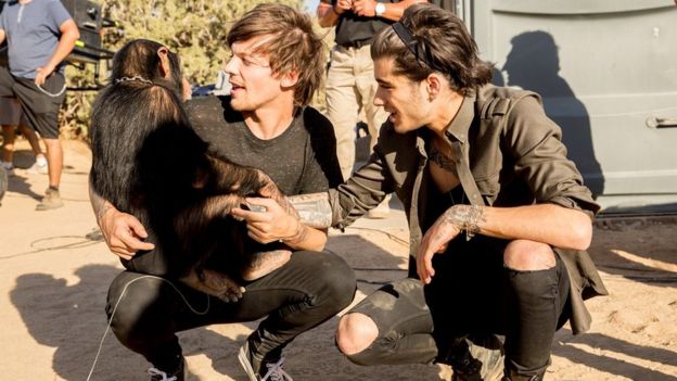 Pictures: More behind the scene shots of 1D video shoot - BBC Newsround