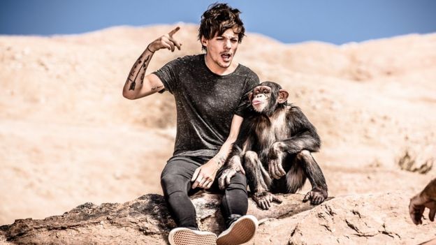 Pictures: More behind the scene shots of 1D video shoot - BBC Newsround