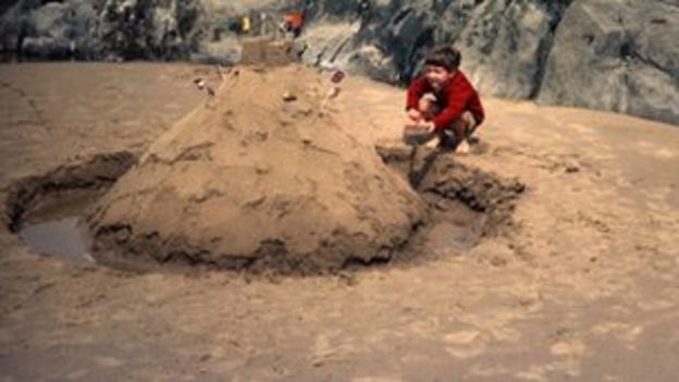 Newspaper review: £1.7bn EU 'surcharge', and Stardust tributes - BBC News