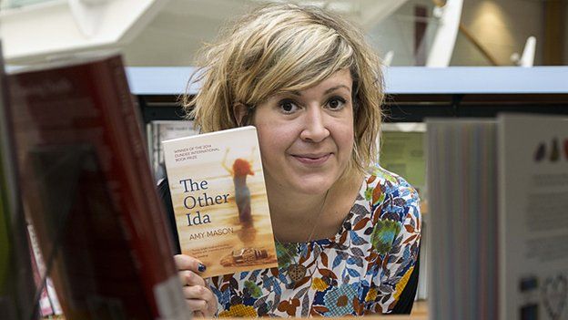 Amy Mason scoops Dundee International Book Prize award - BBC News