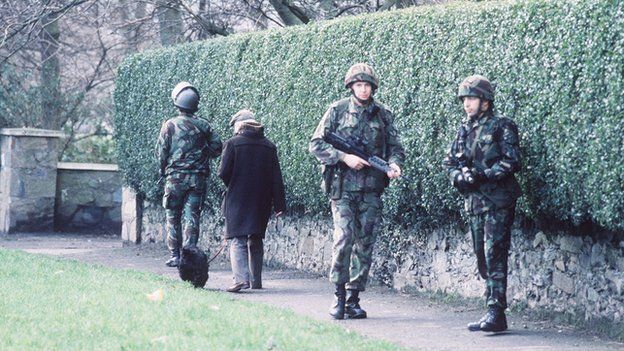 Number of soldiers in Northern Ireland lowest since 1969 - BBC News