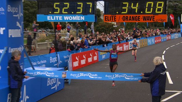 Thousands compete in 25th Great South Run in Portsmouth - BBC News