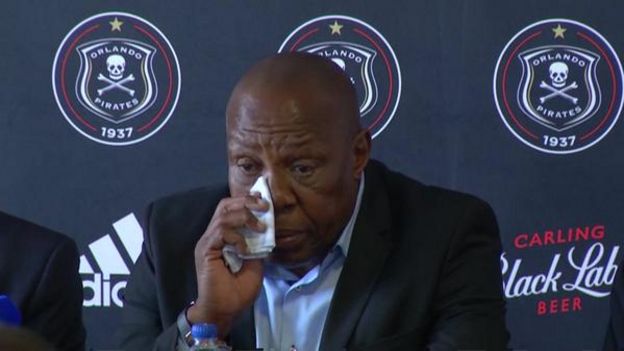 Senzo Meyiwa funeral: South Africa mourns shot footballer - BBC News