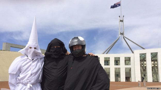 Day in pictures: 27 October - BBC News