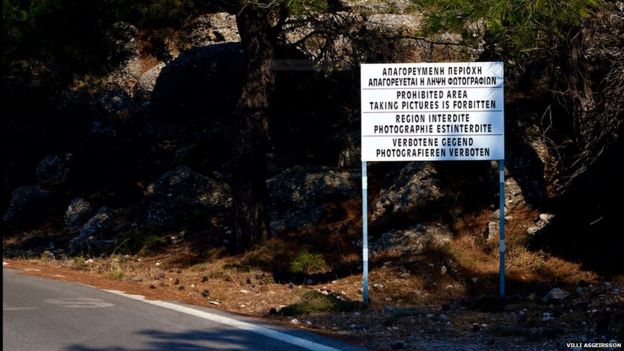 'Rihgt' road signs: Your pictures of badly spelt road signs - BBC News