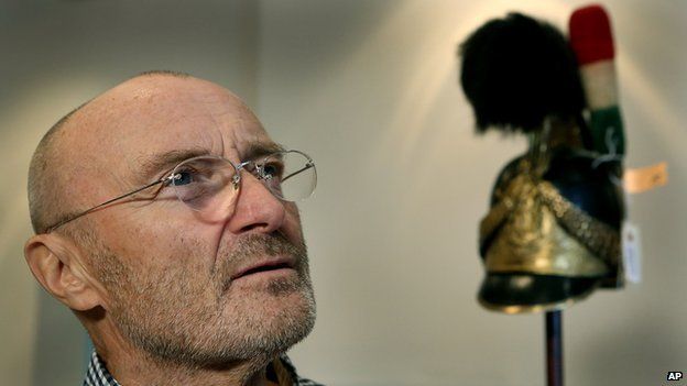 Phil Collins hands over Alamo artefacts - BBC News