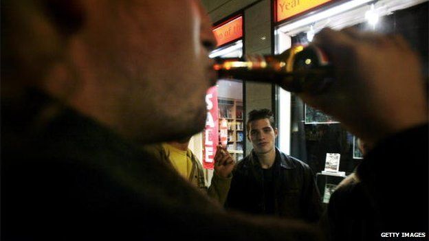 Grimsby introduces rules to control street drinking - BBC News