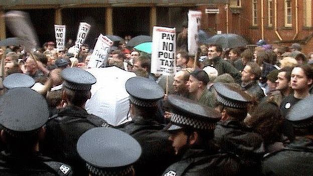 West Dunbartonshire Council writes off poll tax debt - BBC News