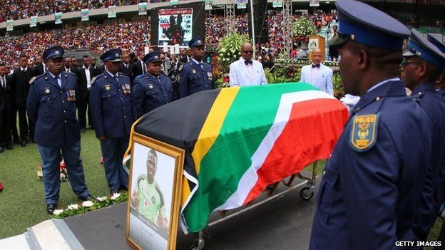 Senzo Meyiwa funeral: South Africa mourns shot footballer - BBC News