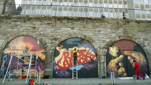 Scotland's largest graffiti art project under way in Edinburgh - BBC News