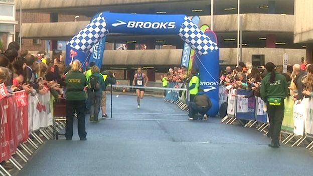 Thousands take part in Plymouth 10k - BBC News