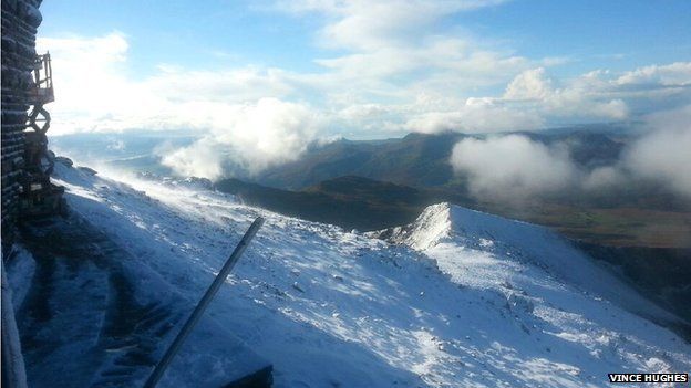 First snow of the season falls across Snowdonia - BBC News