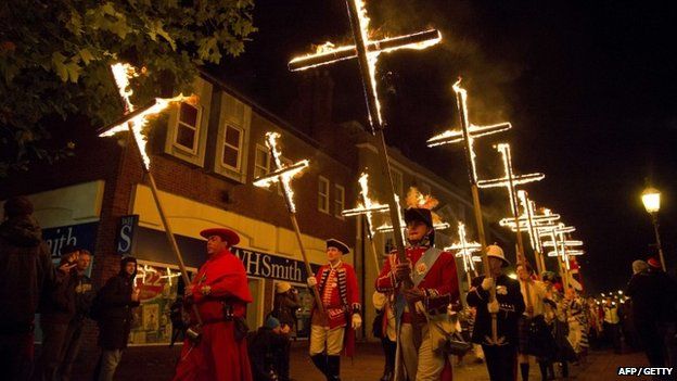 Lewes holds largest bonfire celebration - BBC News