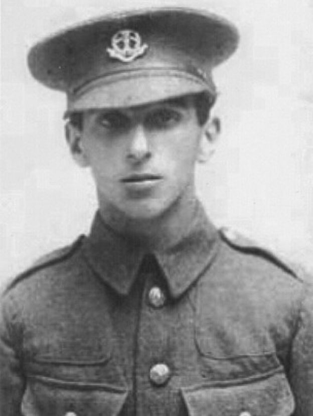 The teenage soldiers of World War One - BBC News