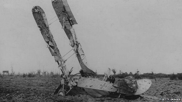 World War One: Mysterious deaths of the English flying aces - BBC News