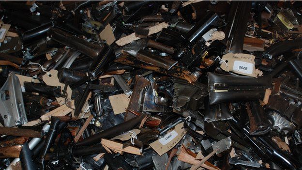 Met launches first London gun amnesty since 2008 - BBC News