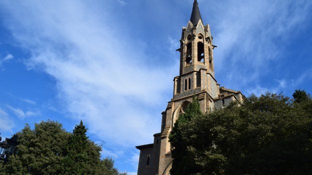 Santa Coloma: A town split between Catalonia and Spain - BBC News
