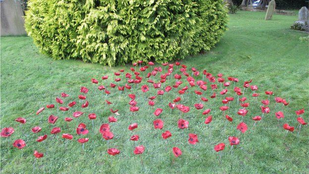 Horsham pupils make own ceramic poppy display - BBC News