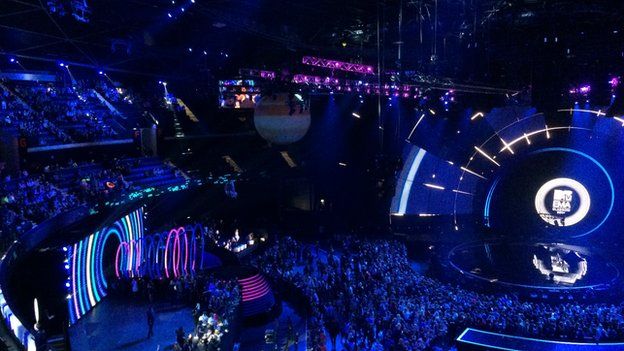 MTV EMA awards: One Direction win big at Glasgow ceremony - BBC News