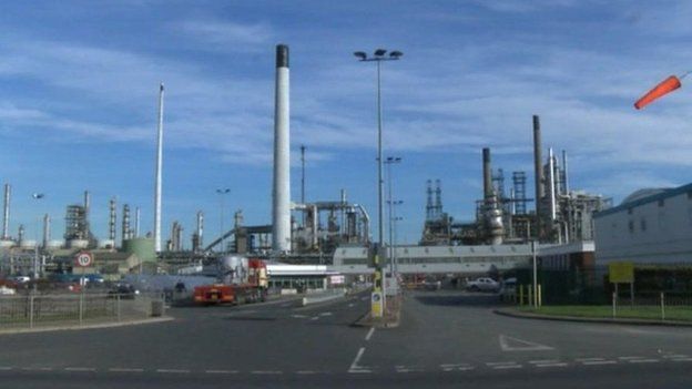 Humber Refinery workers walk out for a second day in safety row - BBC News