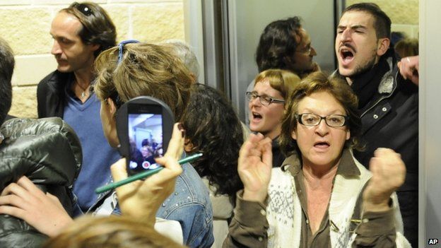 L'Aquila quake: Scientists see convictions overturned - BBC News