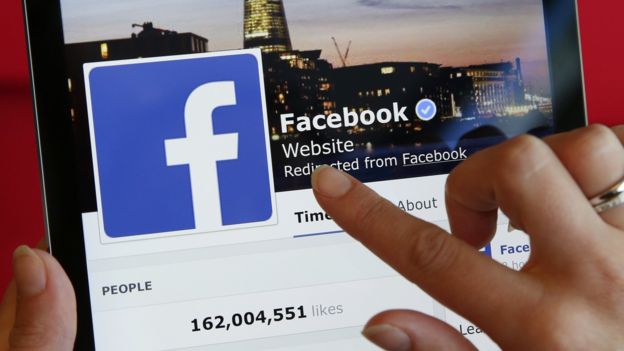 Facebook building 'workplace network' - BBC News