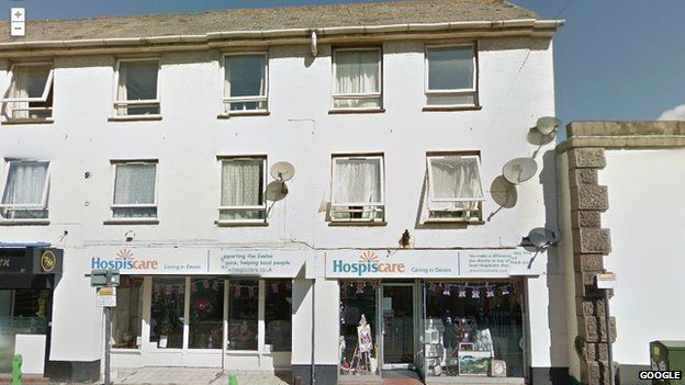 Exeter charity shop left more than £3.5K in cash in bag - BBC News