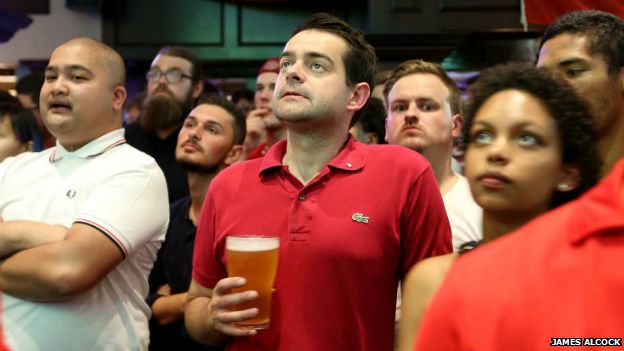 Australian fans of English football show their colours - BBC News