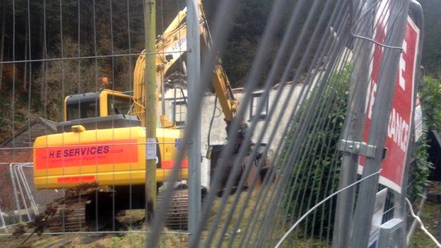 April Jones: Work starts on razing Mark Bridger's house - BBC News