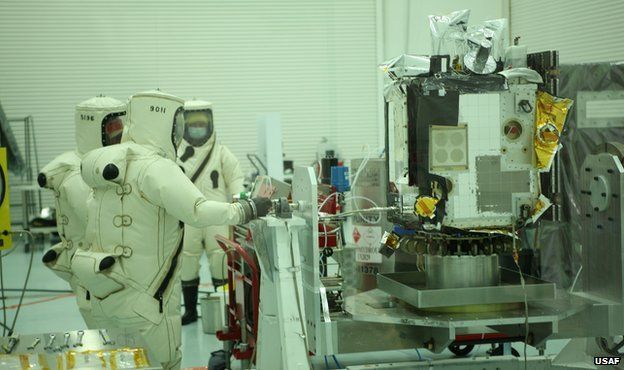 Russia tests 'satellite catcher' - BBC News