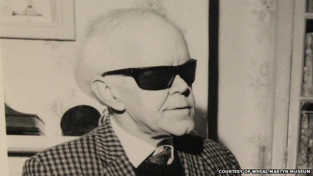 Cornish poet Jack Clemo's writing desk restored - BBC News