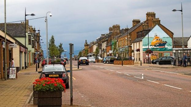 Invergordon shed door marble bust could be sold - BBC News