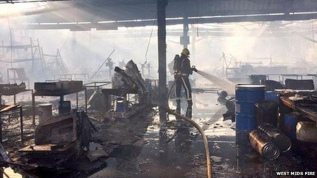 Bilston fire: Crews tackle Oxford Street blaze - BBC News