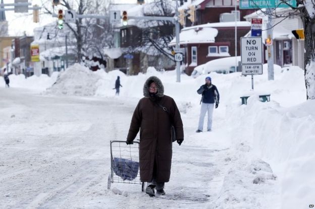 In pictures: Snow chaos in north-eastern US - BBC News
