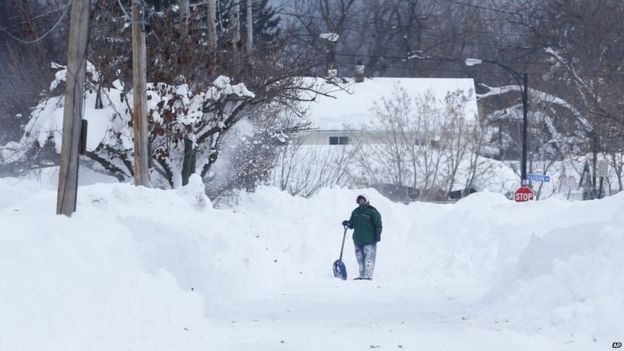 In pictures: Snow chaos in north-eastern US - BBC News